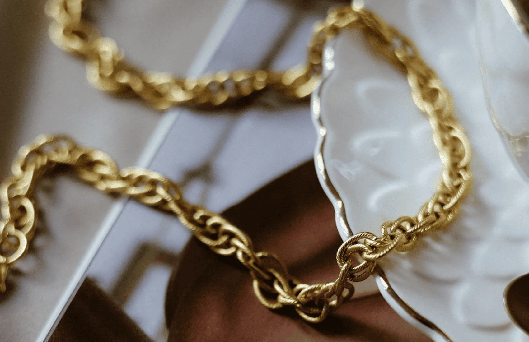 916 Gold: Hallmark Meaning, Purity, Pros and Cons | Alloy